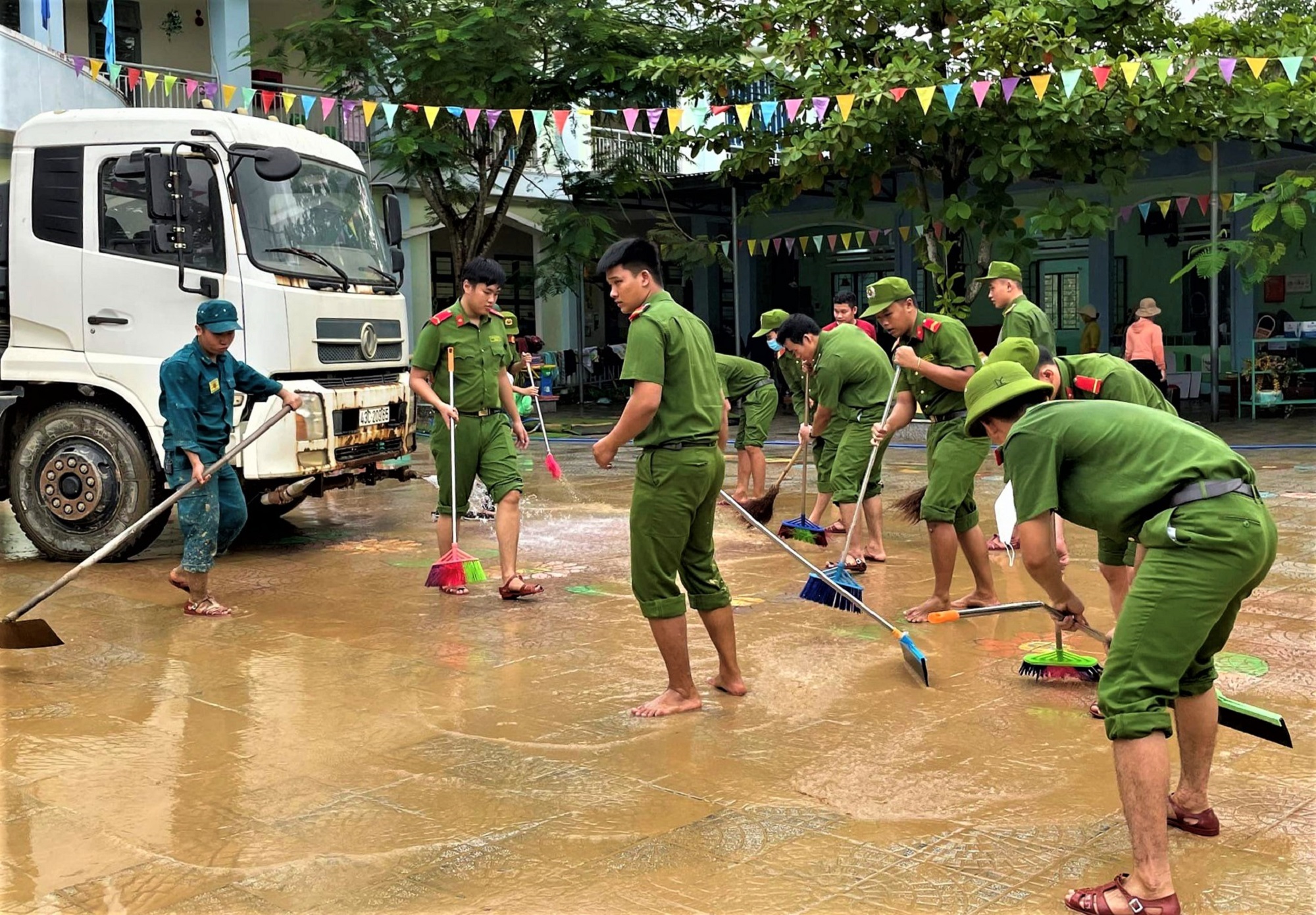 Ảnh: Người Đà Nẵng tất bật dọn dẹp bùn đất