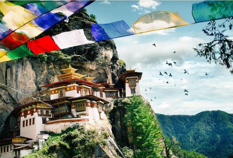 Trải nghiệm mạo hiểm với tu viện cổ nằm cheo leo trên vách đá cao 900m ...