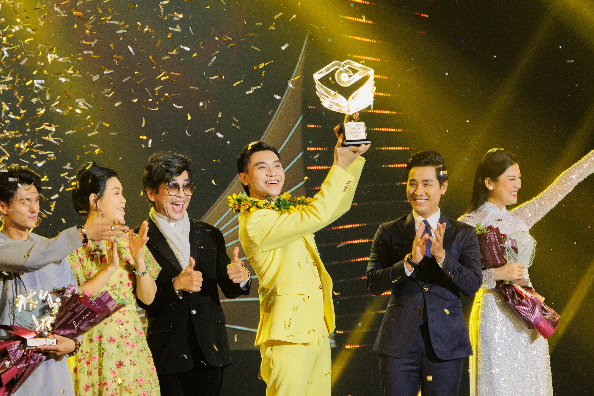 Hành trình "từ Zero đến Hero" của Quán quân Én Vàng Nghệ Sĩ 2022 Neon