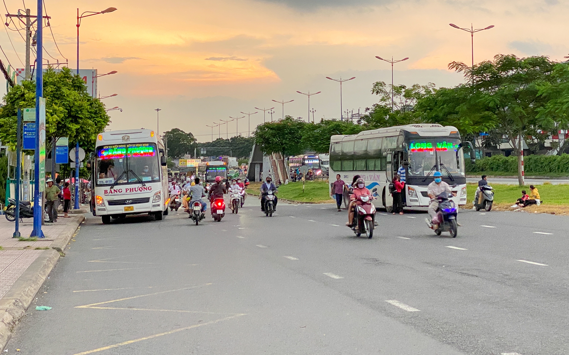 BẾN XE CÓC, tin tức Mới nhất Cận cảnh “xe dù bến cóc” hoạt động tràn ...