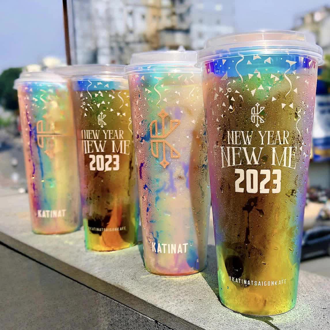 Giới trẻ TP.HCM đổ xô đi "săn" chiếc ly cầu vồng đang hot, hàng dài ...