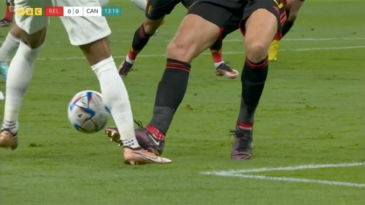 Trọng tài và VAR gây tranh cãi trong trận Bỉ thắng Canada