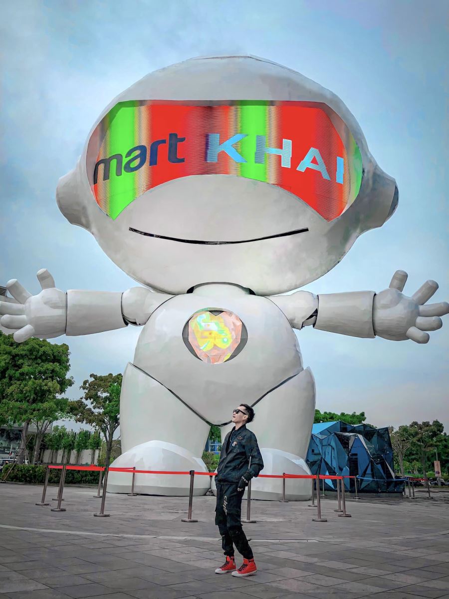 Giới trẻ TP.HCM đổ xô đến "sống ảo" với chú robot khổng lồ mới toanh ...