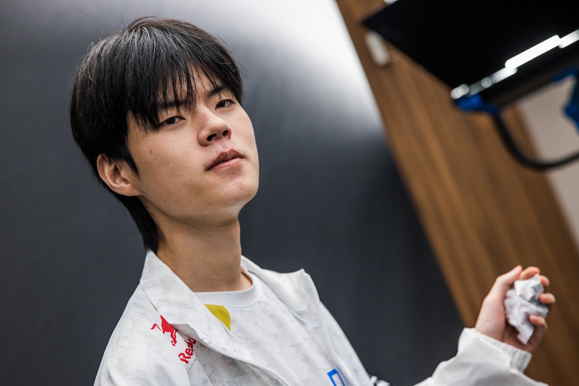 Deft khẳng định bản thân vẫn chưa so được với Faker