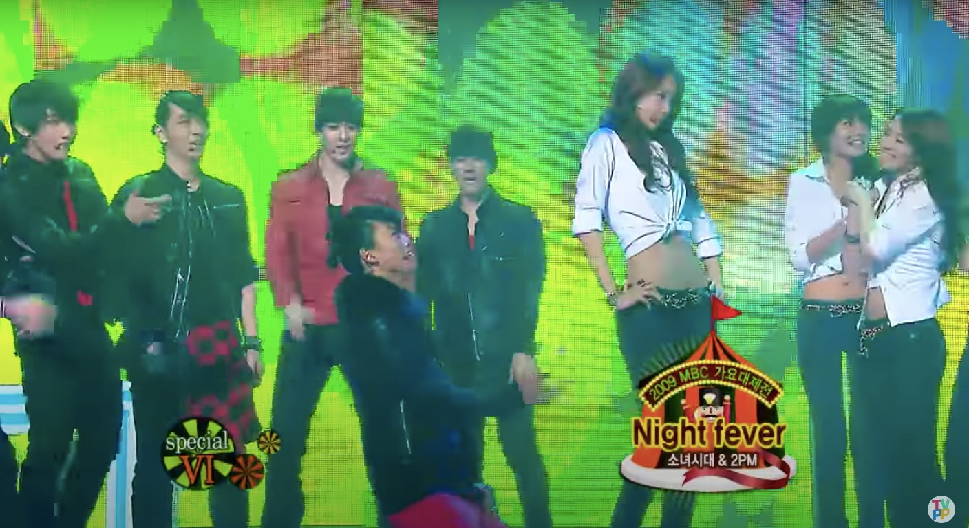 Kpop gen 2 từng "táo bạo" thế này: Taecyeon (2PM) nhấc bổng Yoona (SNSD) rồi... chạy đi mất!