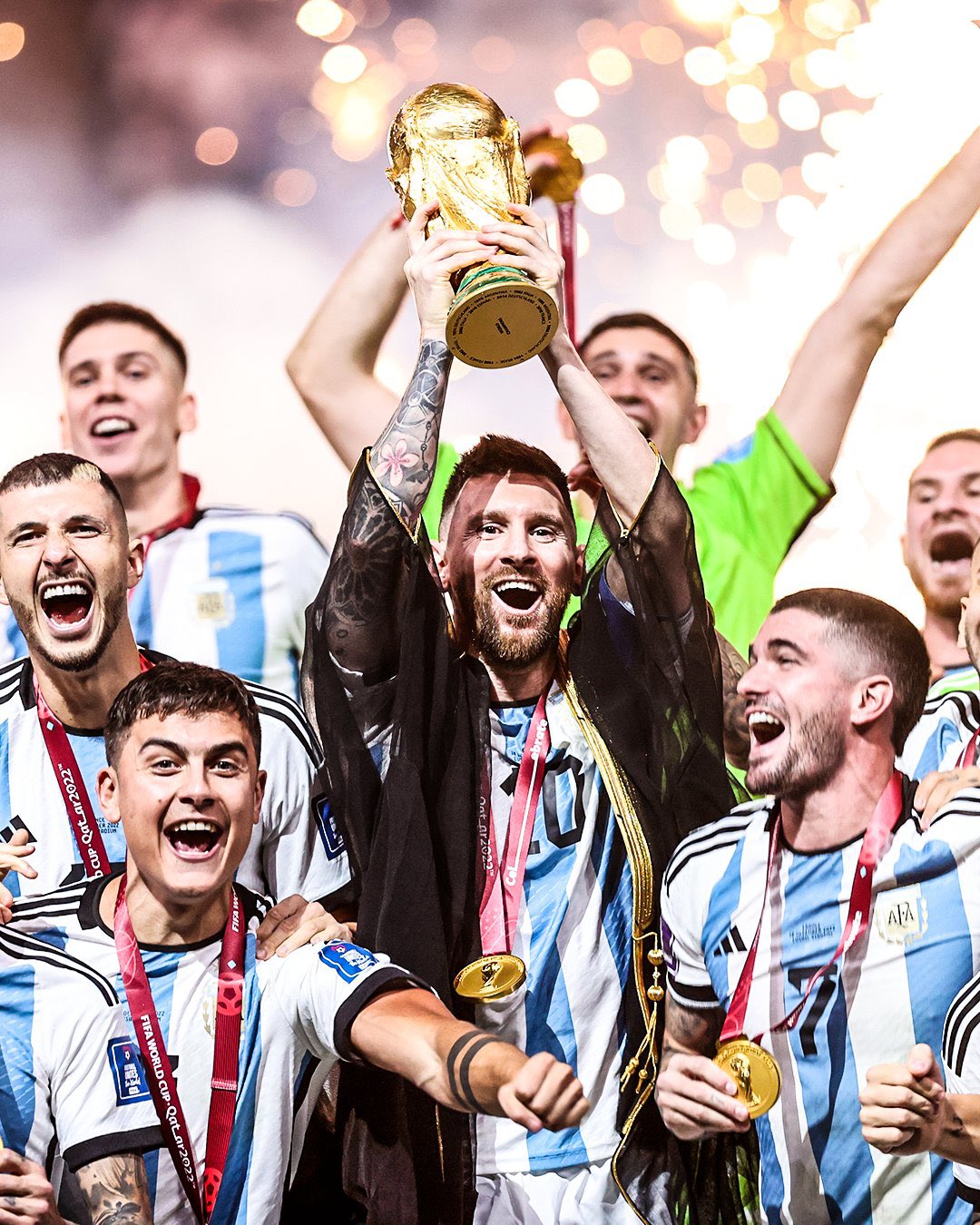 Dưới đáy cúp vàng World Cup có gì?