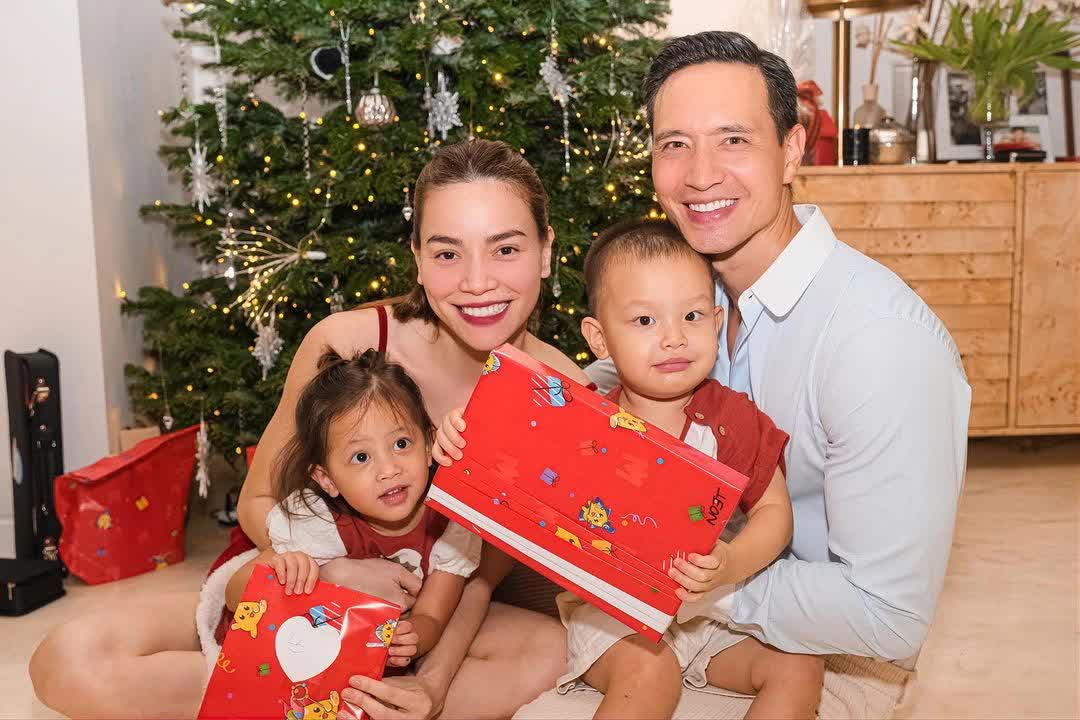 Cặp sinh đôi Lisa - Leon chiếm "spotlight" của bố mẹ trong bộ ảnh gia ...