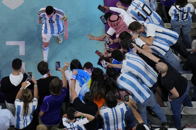 Fan Argentina muốn Messi làm... tổng thống