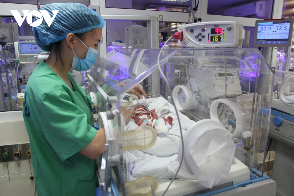 Trẻ sinh non chỉ 400-500gram được chăm sóc "thần kỳ" như thế nào?