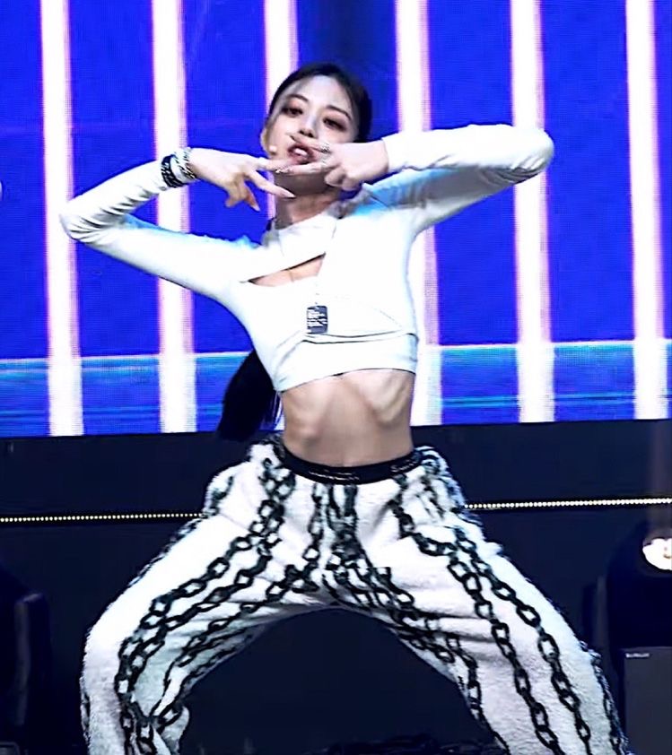 Ảnh sân khấu của mỹ nhân ITZY gây sốc vì 1 đặc điểm