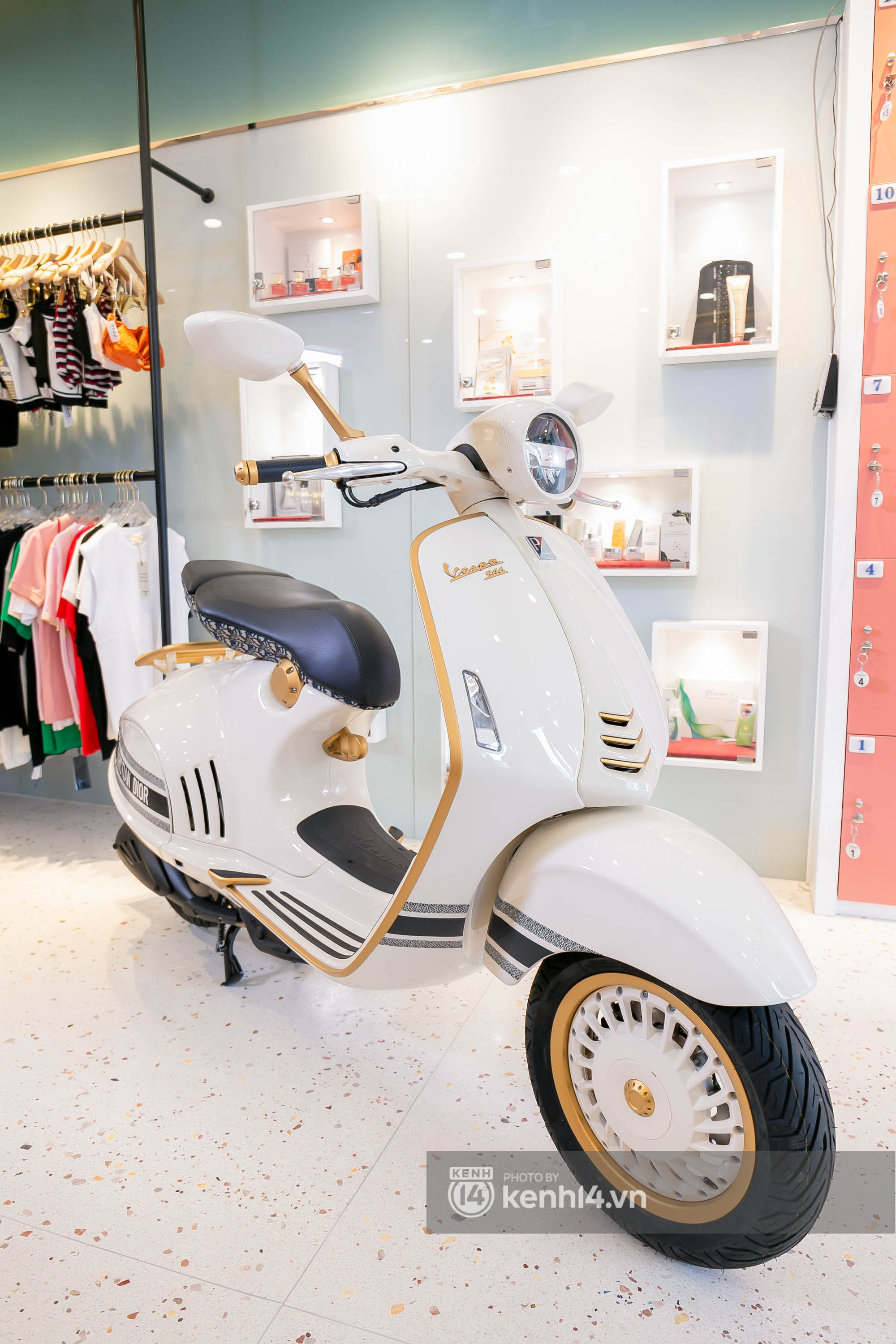 Ngắm cận cảnh xe Vespa 946 Christian Dior: Có gì đặc biệt mà giá lên ...