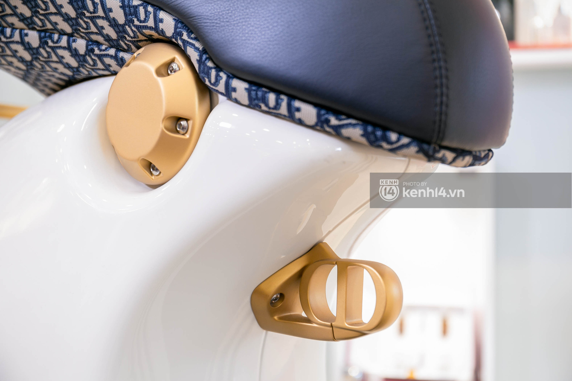 Ngắm cận cảnh xe Vespa 946 Christian Dior: Có gì đặc biệt mà giá lên ...