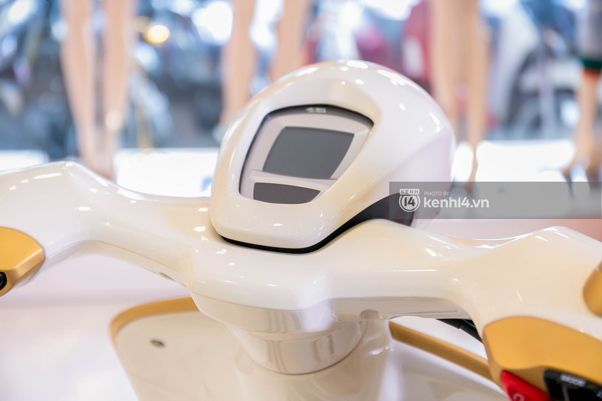 Ngắm cận cảnh xe Vespa 946 Christian Dior: Có gì đặc biệt mà giá lên ...