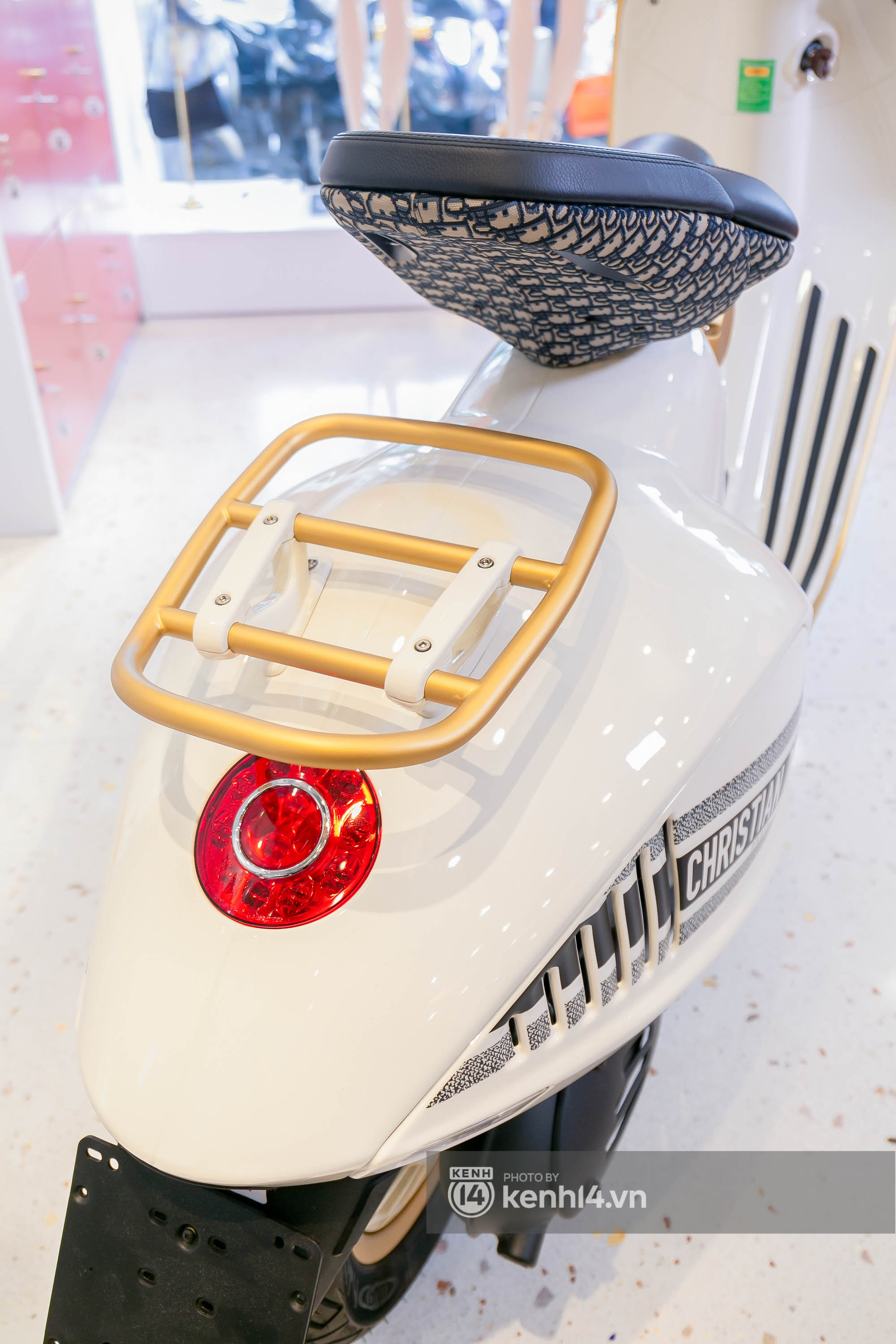 Ngắm cận cảnh xe Vespa 946 Christian Dior: Có gì đặc biệt mà giá lên ...