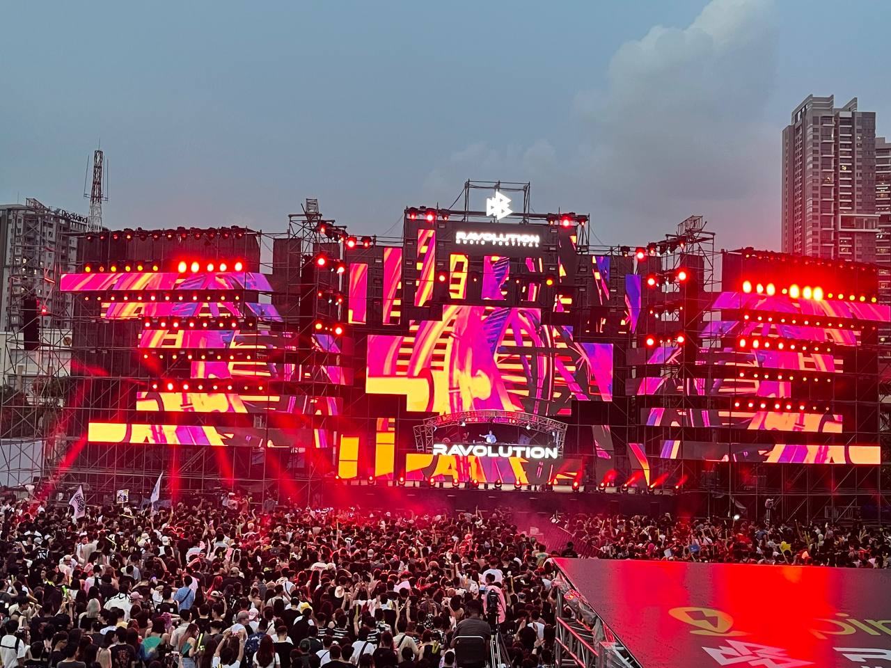 Ravolution Music Festival bốc nhất TP.HCM tối nay: Set nhạc “quẩy” hăng ...