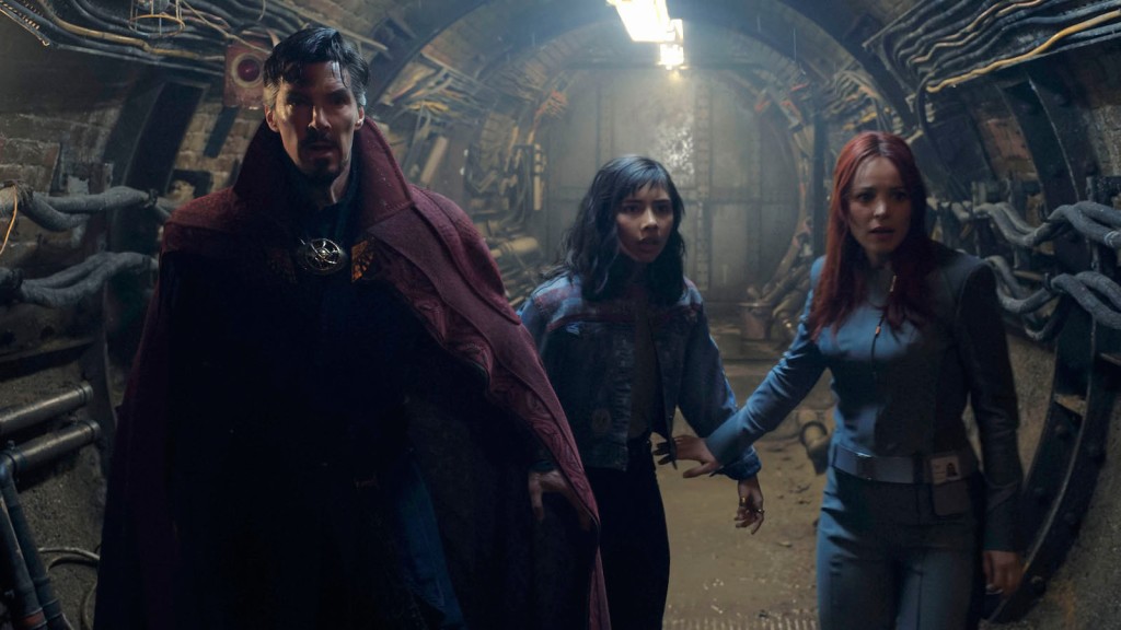 Muôn vàn "hạt sạn" ở Doctor Strange 2: Tệ nhất là câu nói "tự hủy" của ...