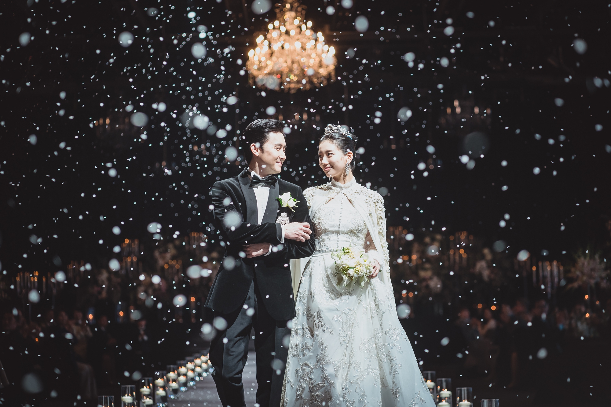 Mãn nhãn hậu trường "cô dâu" Suzy diện váy cưới tiền tỷ trong hôn lễ ...