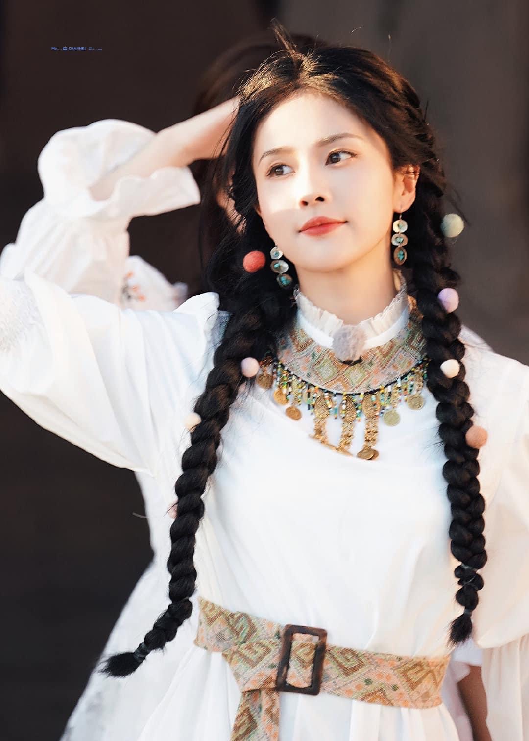 Angela Baby hóa nữ thần Tân Cương, đẹp đến mức biến Triệu Lộ Tư và Bạch ...