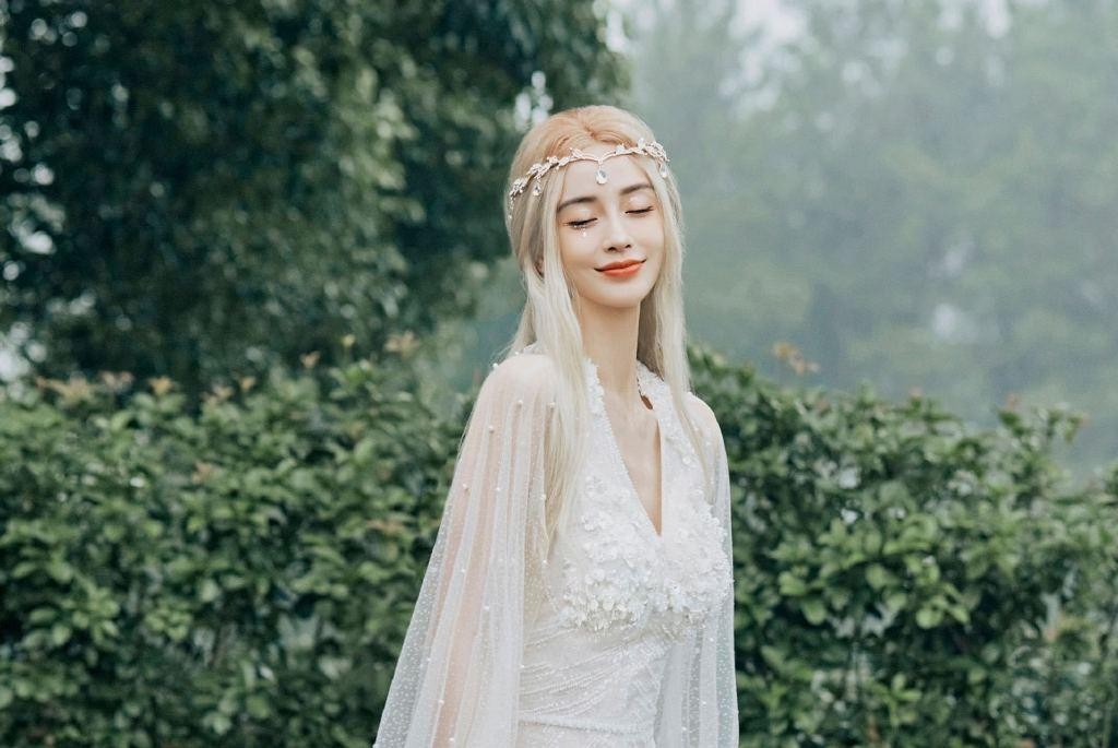 Angela Baby thừa nhận trang phục lên show và thảm đỏ đều là đồ đi mượn