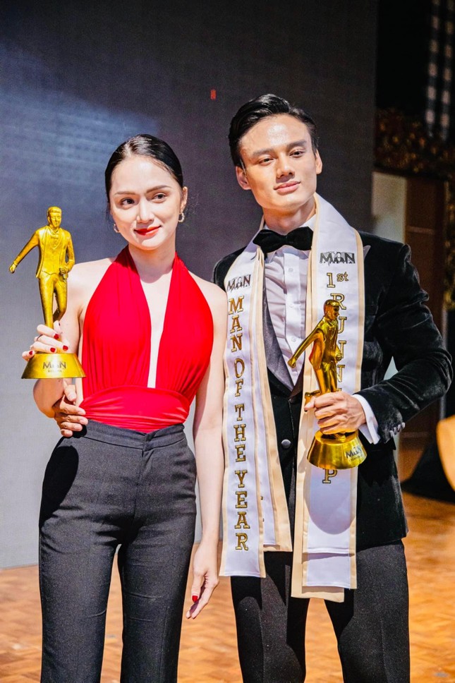 Hoa hậu Hương Giang chụp ảnh cùng CEO Missosology, xóa tan hiểu lầm "ảnh ghép" năm xưa