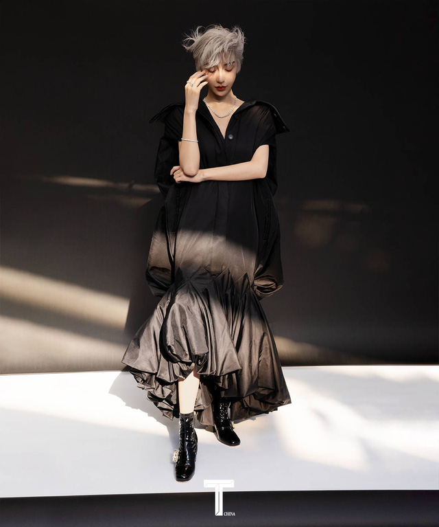 Angela Baby độc lạ với tóc ngắn