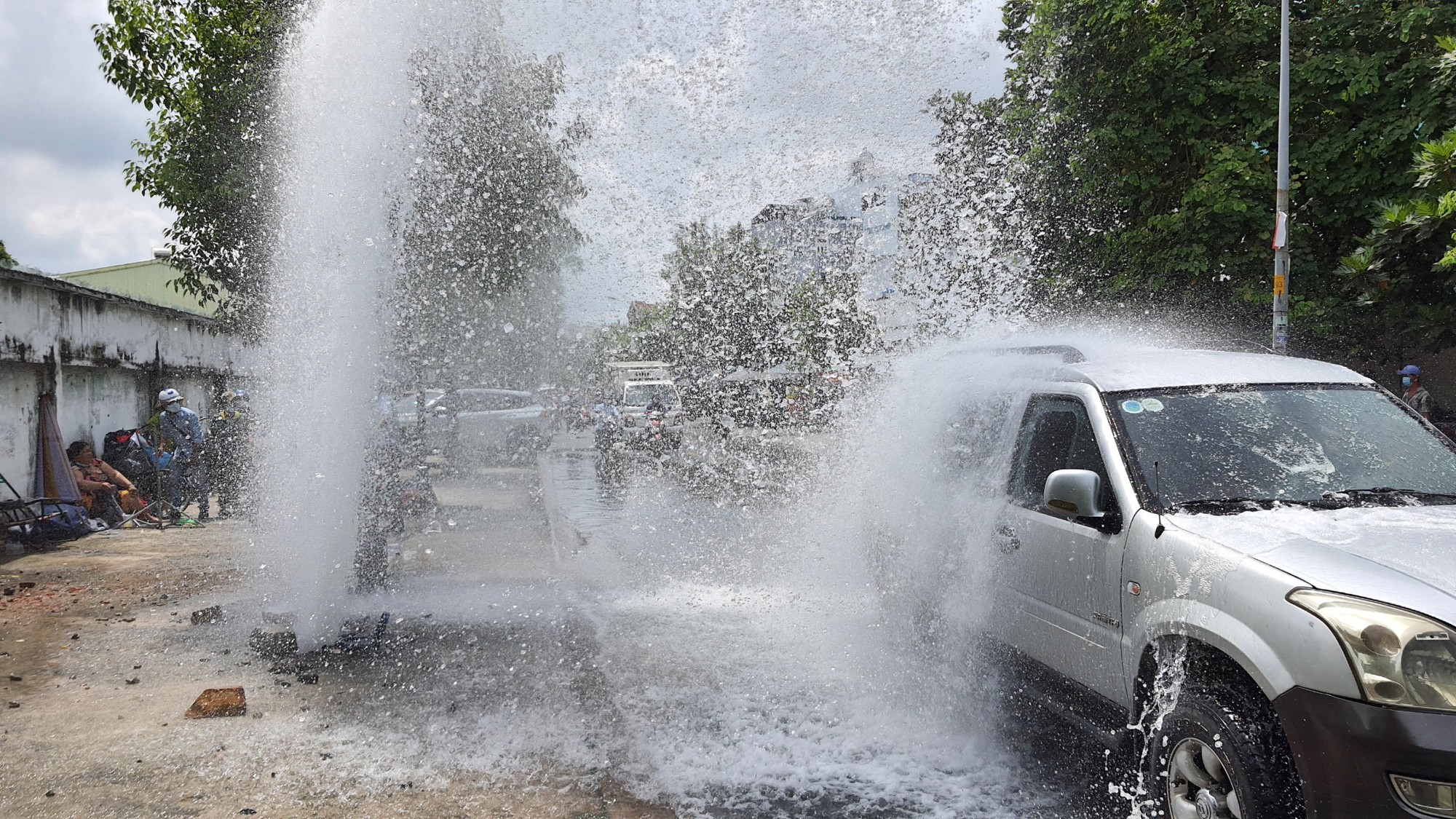 TP.HCM: Ô tô lùi tông thủng tường, lùa nhiều xe máy, 1 người bị thương