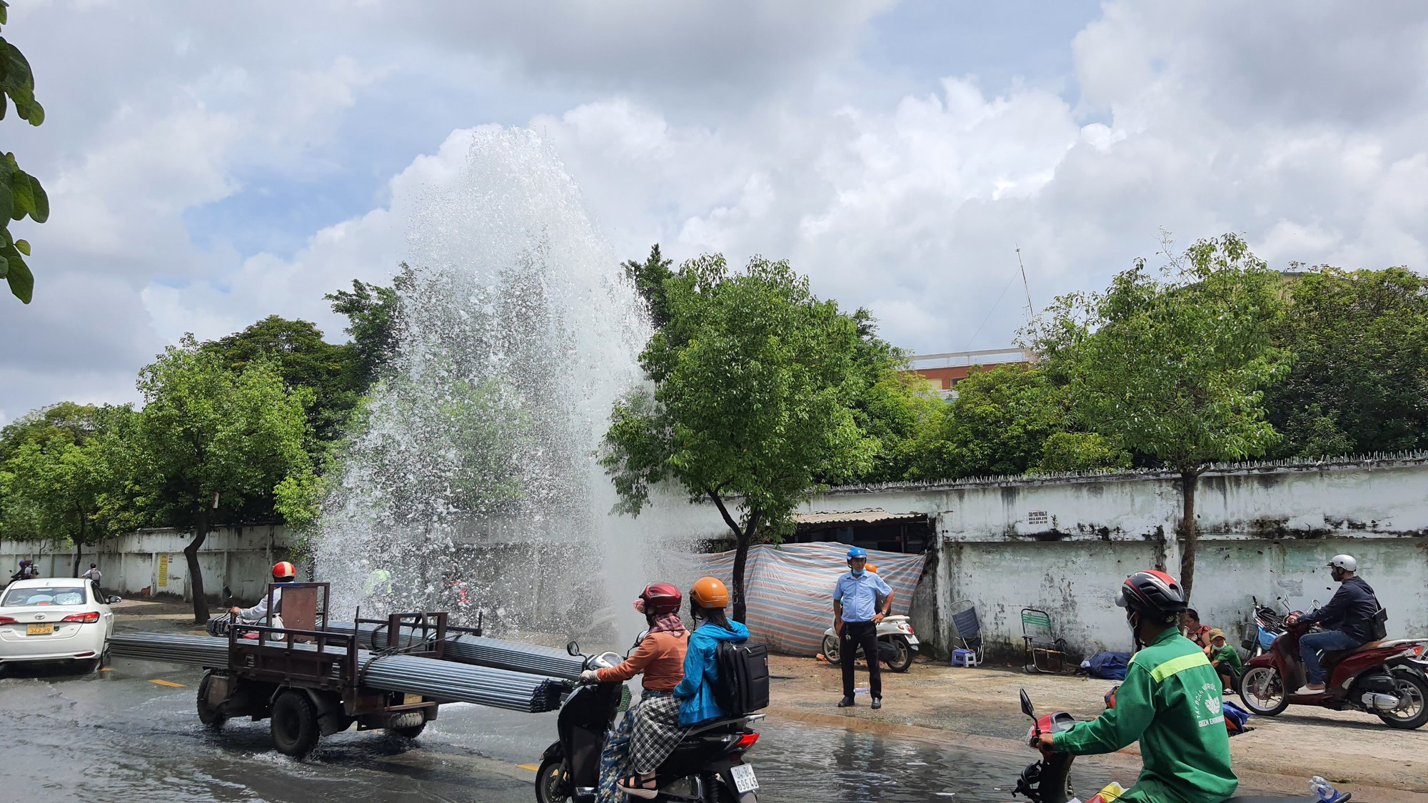 TP.HCM: Ô tô lùi tông thủng tường, lùa nhiều xe máy, 1 người bị thương