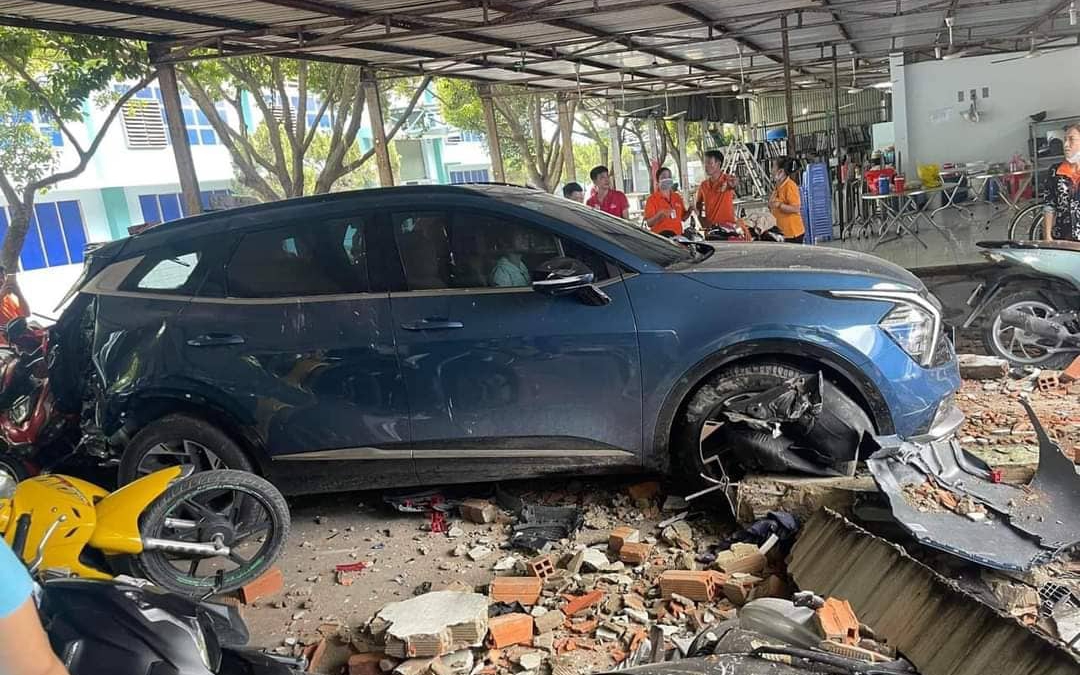 Ô TÔ LÙI TÔNG THỦNG TƯỜNG, tin tức Mới nhất TP.HCM: Ô tô lùi tông thủng ...