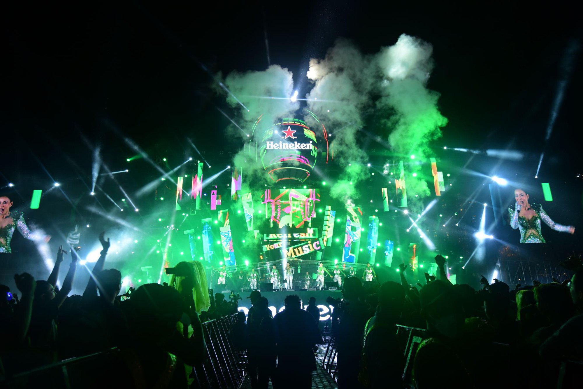 DJ KSHMR cháy hết mình với những bản nhạc EDM sôi động