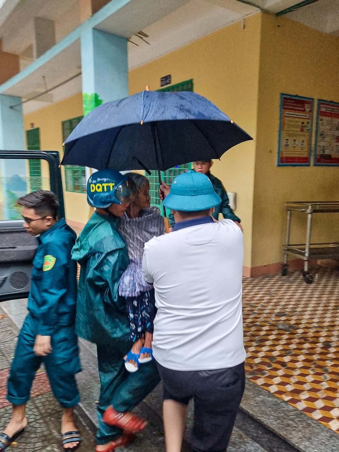 Người dân tránh bão Noru: "Được sơ tán đến trường học kiên cố và ăn ...
