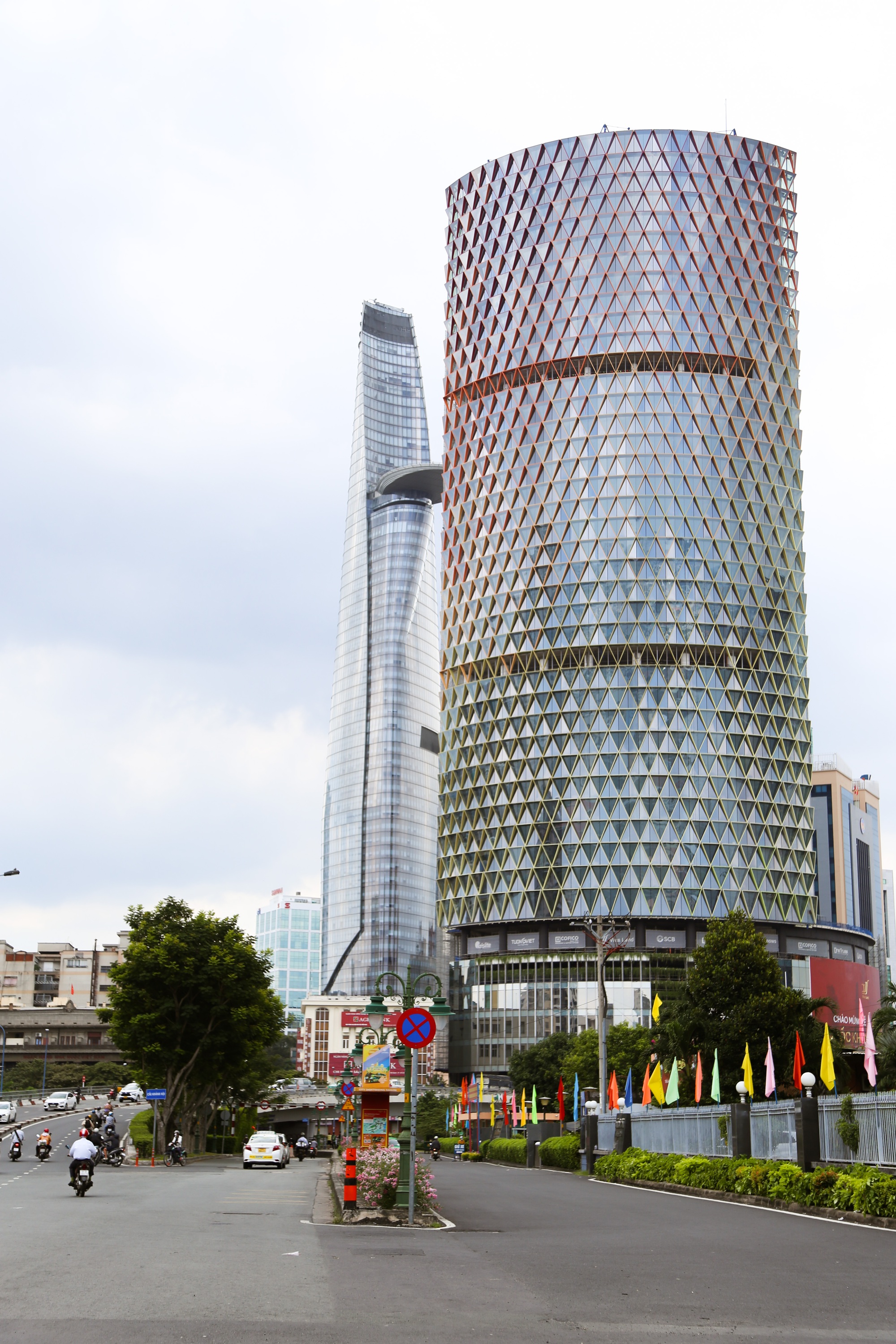 Bất ngờ với toà nhà giữa trung tâm TP.HCM được “lột xác" lung linh trong dịp lễ