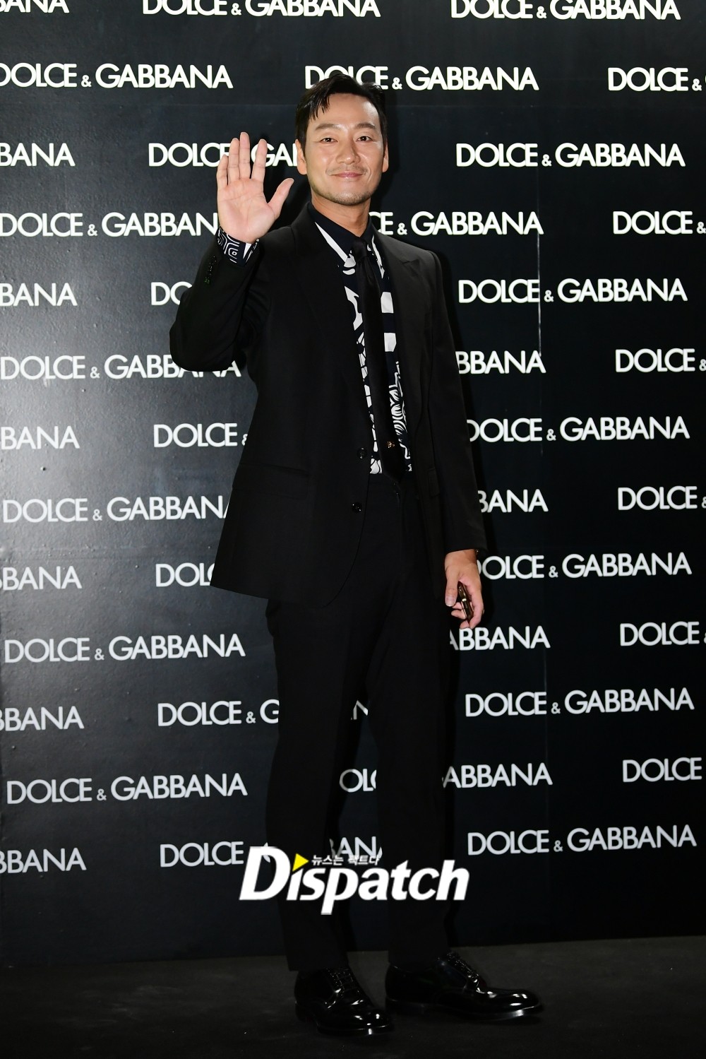 Seohyun hóa công chúa lộng lẫy, tài tử Lee Je Hoon lấn át Kang Daniel