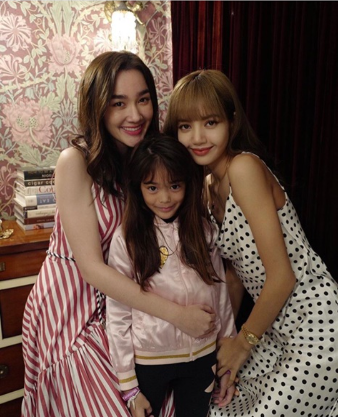 Cô bé bỗng nổi tiếng vì được Lisa - Rosé ôm sau concert: Xinh như thiên ...