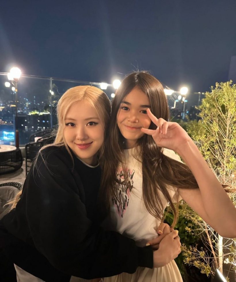 Cô bé bỗng nổi tiếng vì được Lisa - Rosé ôm sau concert: Xinh như thiên ...