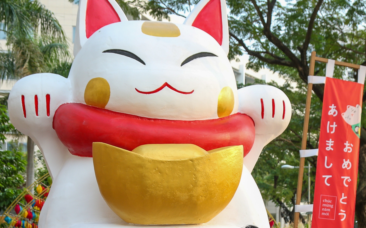 CHÚ MÈO NEKO, tin tức Mới nhất Diện áo dài Tết chụp ảnh cùng chú mèo neko khổng lồ tại đường hoa ...