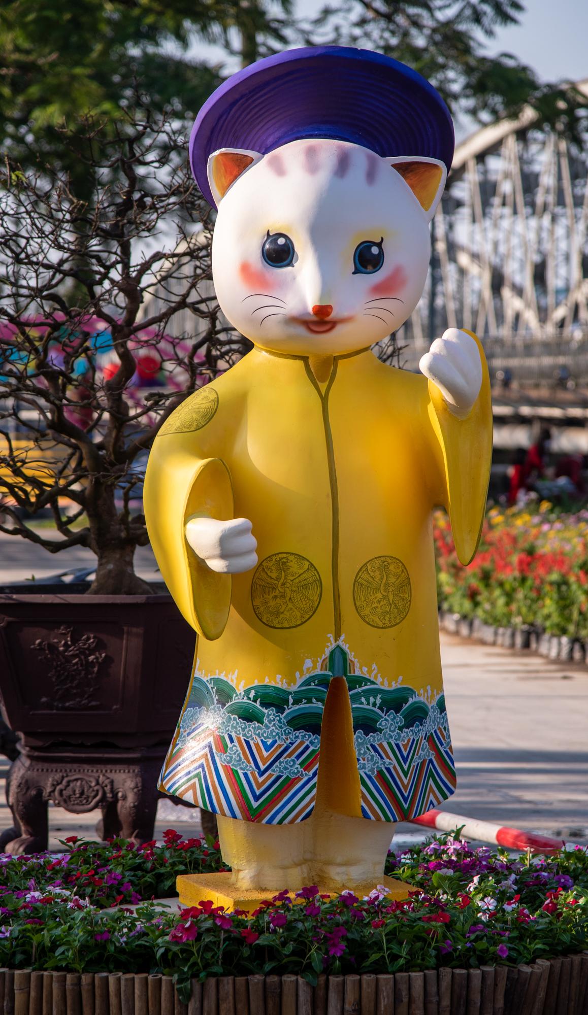 Đàn mèo ở Huế xuất hiện: Con được khen không tiếc lời, con bị chê giống ...