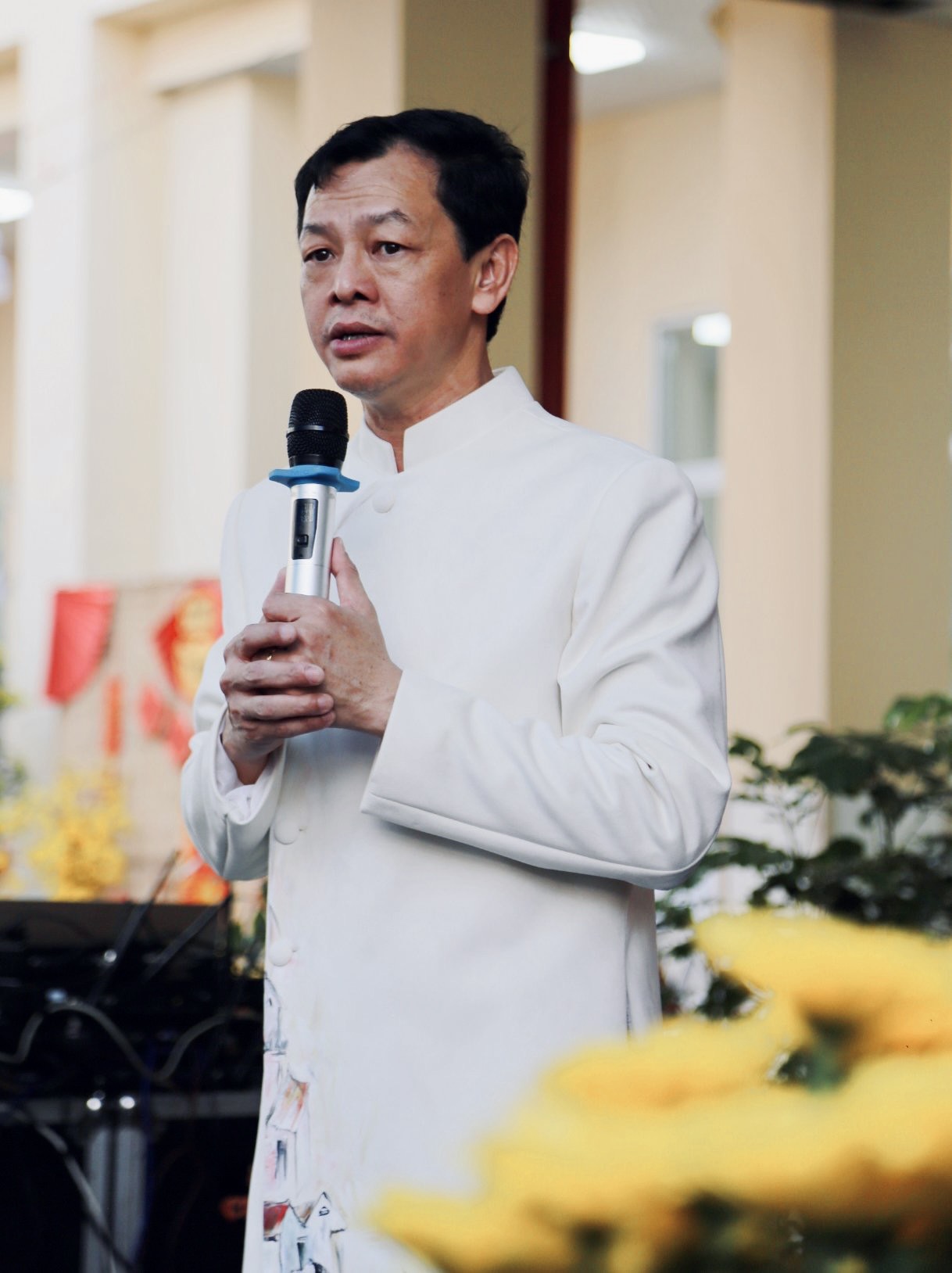 Các y bác sĩ BV Chợ Rẫy chung tay làm đường hoa xuân đặc biệt, mang Tết ...