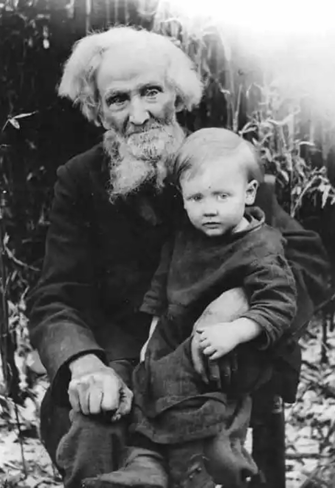 Hơn 100 tuổi lấy vợ lần hai, khi chết đi con cả 99 tuổi