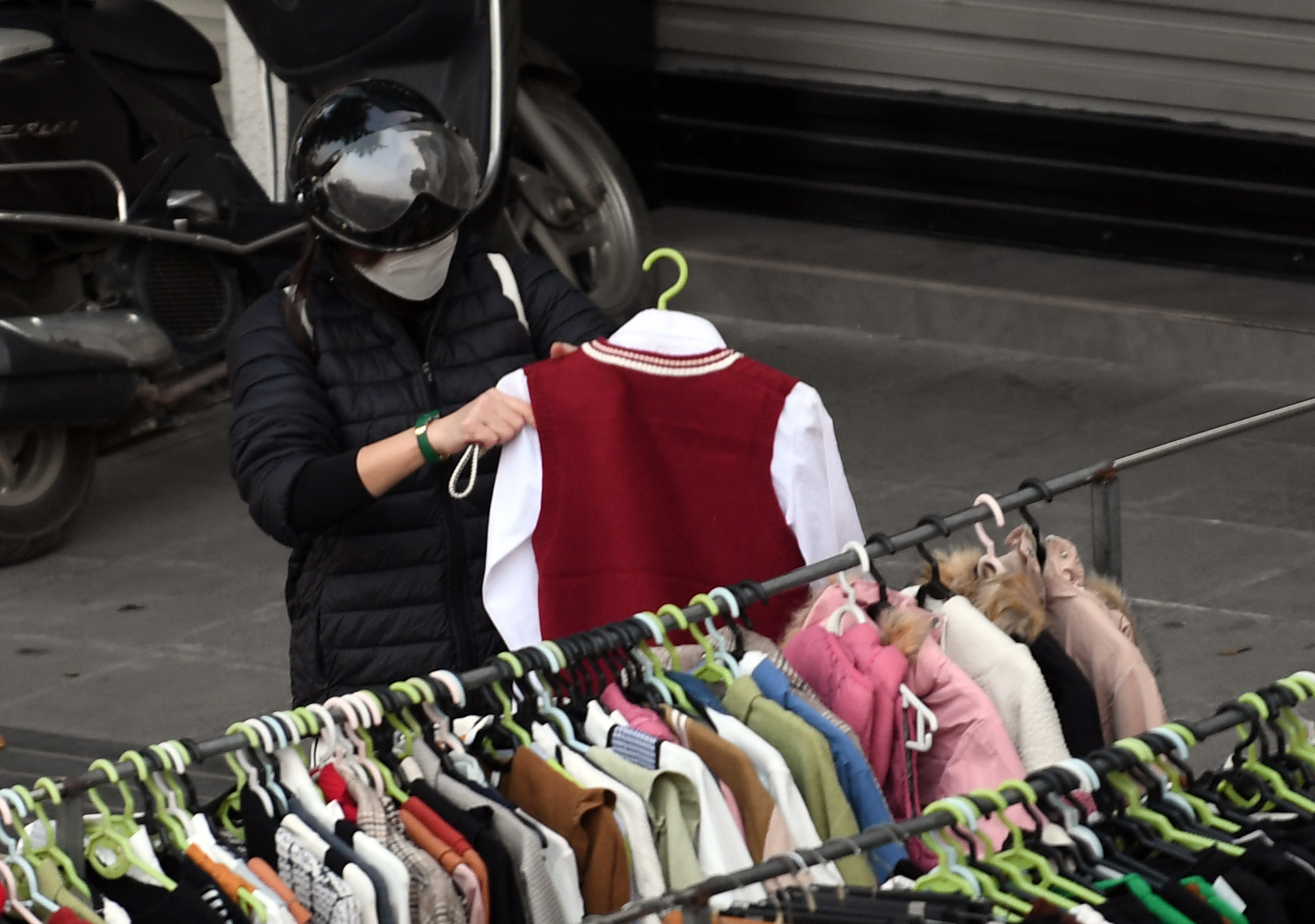 Phố thời trang Chùa Bộc vẫn đông khách vào chiều cuối cùng của năm