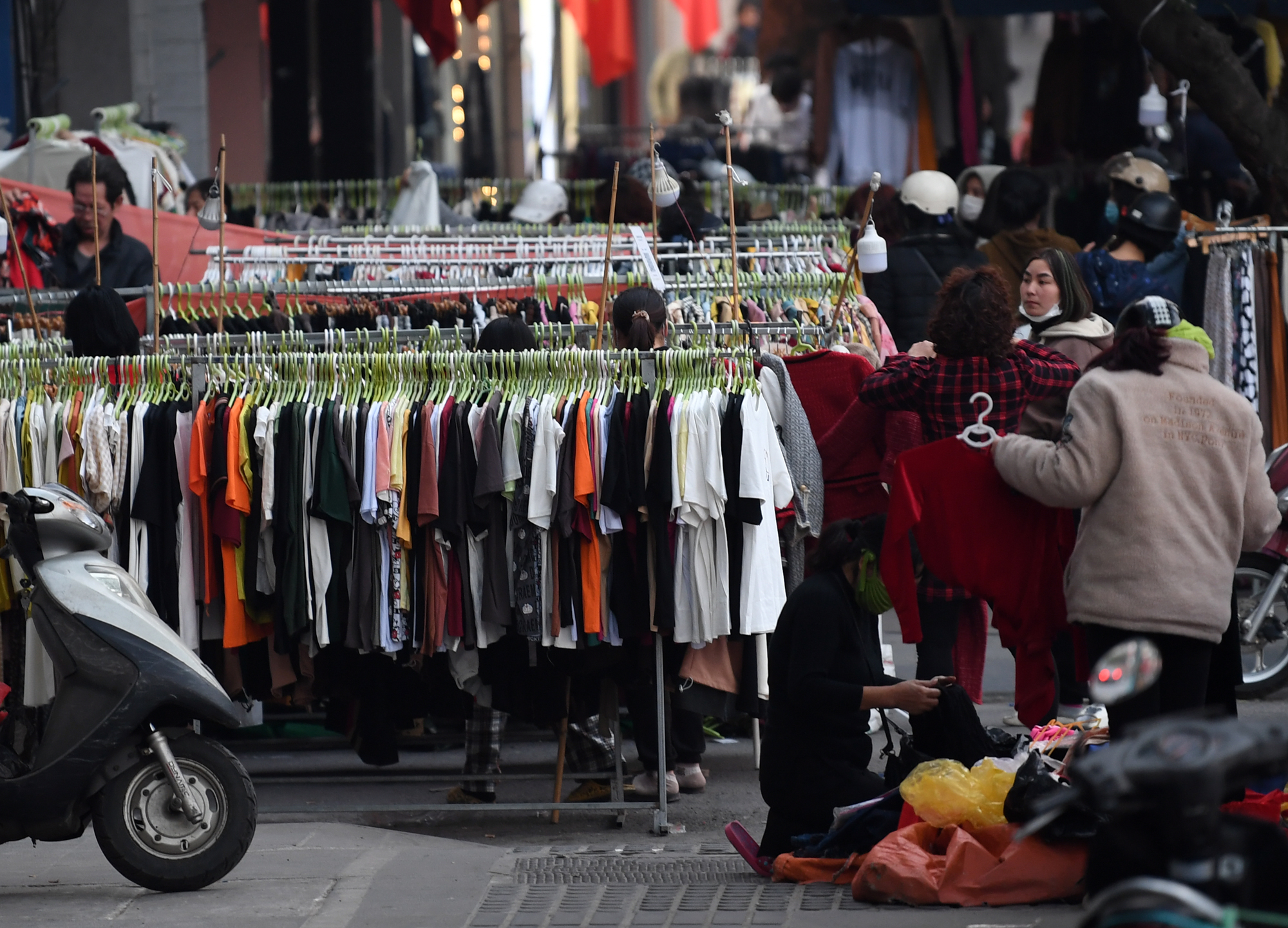 Phố thời trang Chùa Bộc vẫn đông khách vào chiều cuối cùng của năm