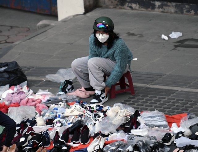 Phố thời trang Chùa Bộc vẫn đông khách vào chiều cuối cùng của năm