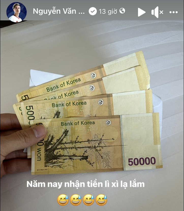 Văn Toàn làm thân rất nhanh với đồng đội Hàn Quốc, khoe tiền lì xì năm ...