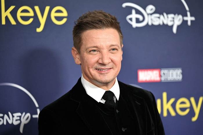 Jeremy Renner bị xe ủi cán qua chân, phải phẫu thuật 2 lần vì bão tuyết ...