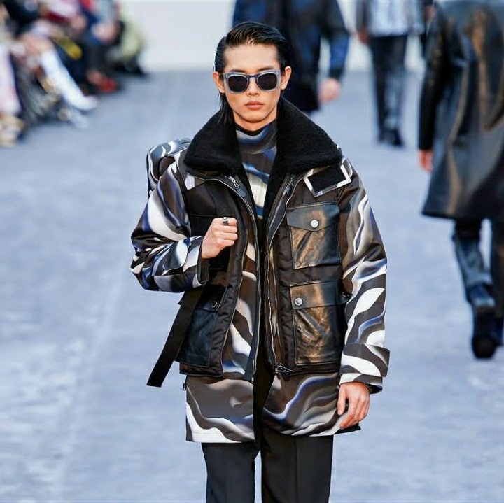 Profile "khét lẹt" của chàng mẫu may mắn nắm tay Rosé (BLACKPINK ...