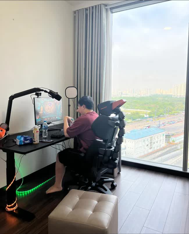 Từ bỏ lương 55 tỷ/ năm, SofM về Việt Nam làm streamer