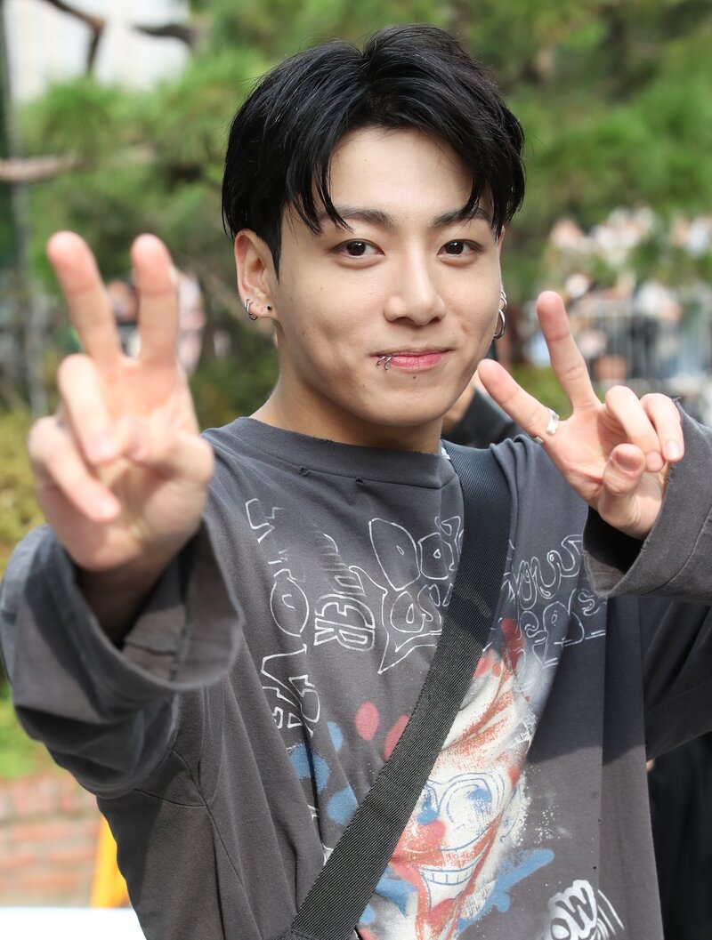 Hội chị em độc thân ra mà xem Jung Kook cởi áo nhảy cực hot!