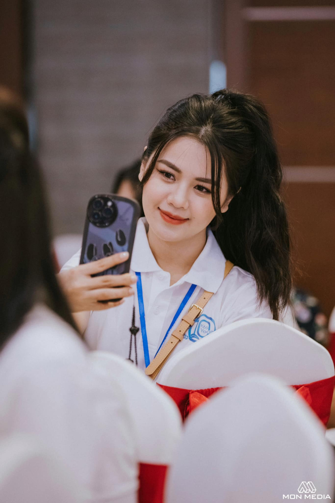 Vợ hoa khôi của đội trưởng ĐT Việt Nam khoe nhẫn kim cương, quyến luyến khi chồng xa nhà