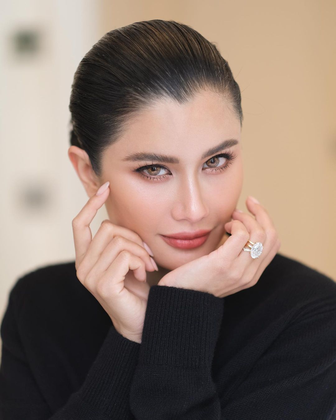 Hôn lễ Poo Praya: Cô dâu lau son giúp chú rể hơn 12 tuổi sau nụ hôn, bà ...