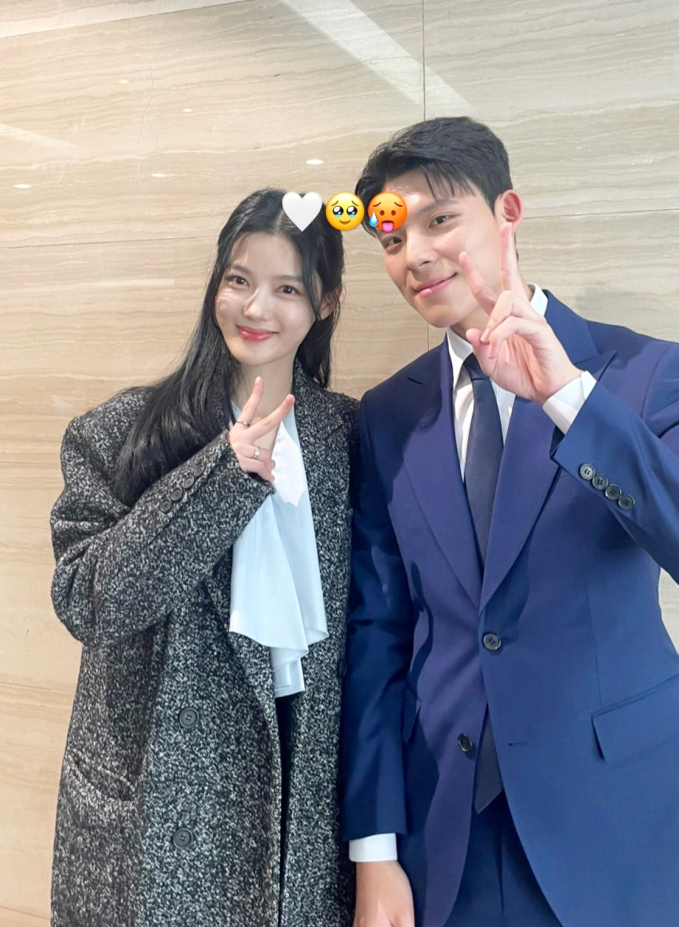 Kim Yoo Jung xinh bất chấp cam thường trong đám cưới chị gái diễn viên ...