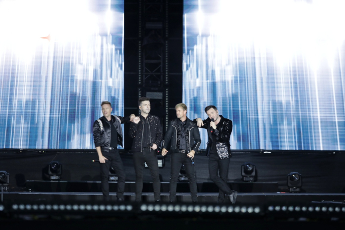 Concert Westlife tại TP.HCM ngày 2: Hàng chục nghìn fan lấp kín SVĐ ...